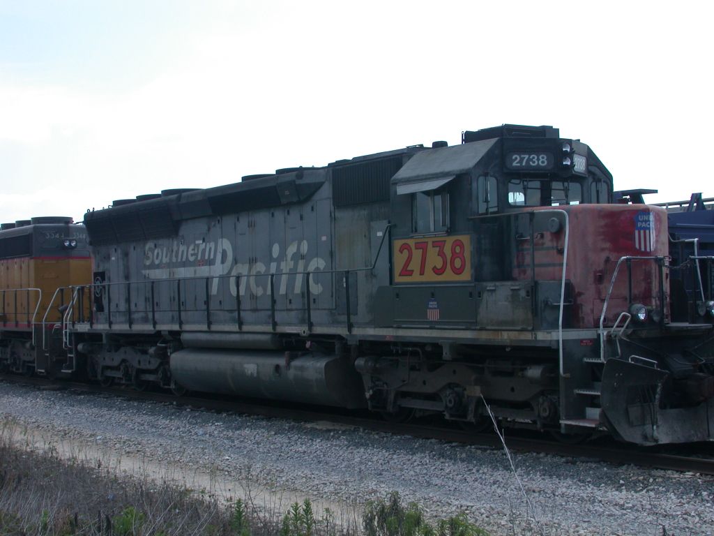 UP 2738 14Aug2004 Tied-Down in JAMA Wearing her old clothes